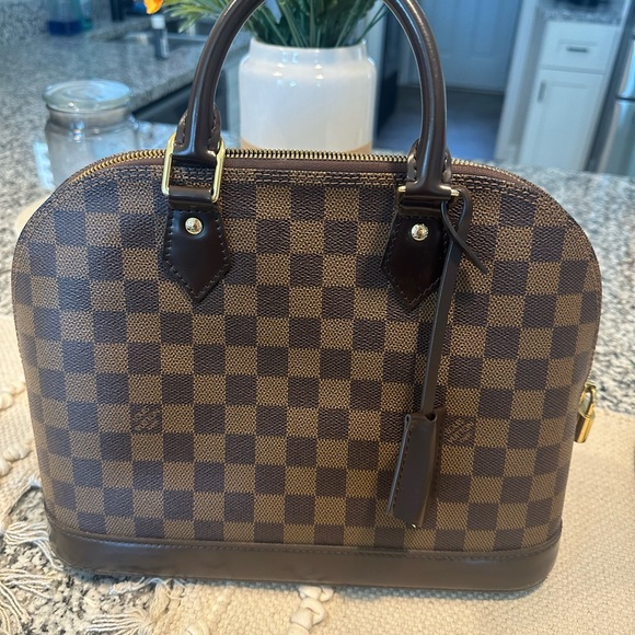 Louis Vuitton | Bags | Authentic Louis Vuitton Purse With Shoulder ...